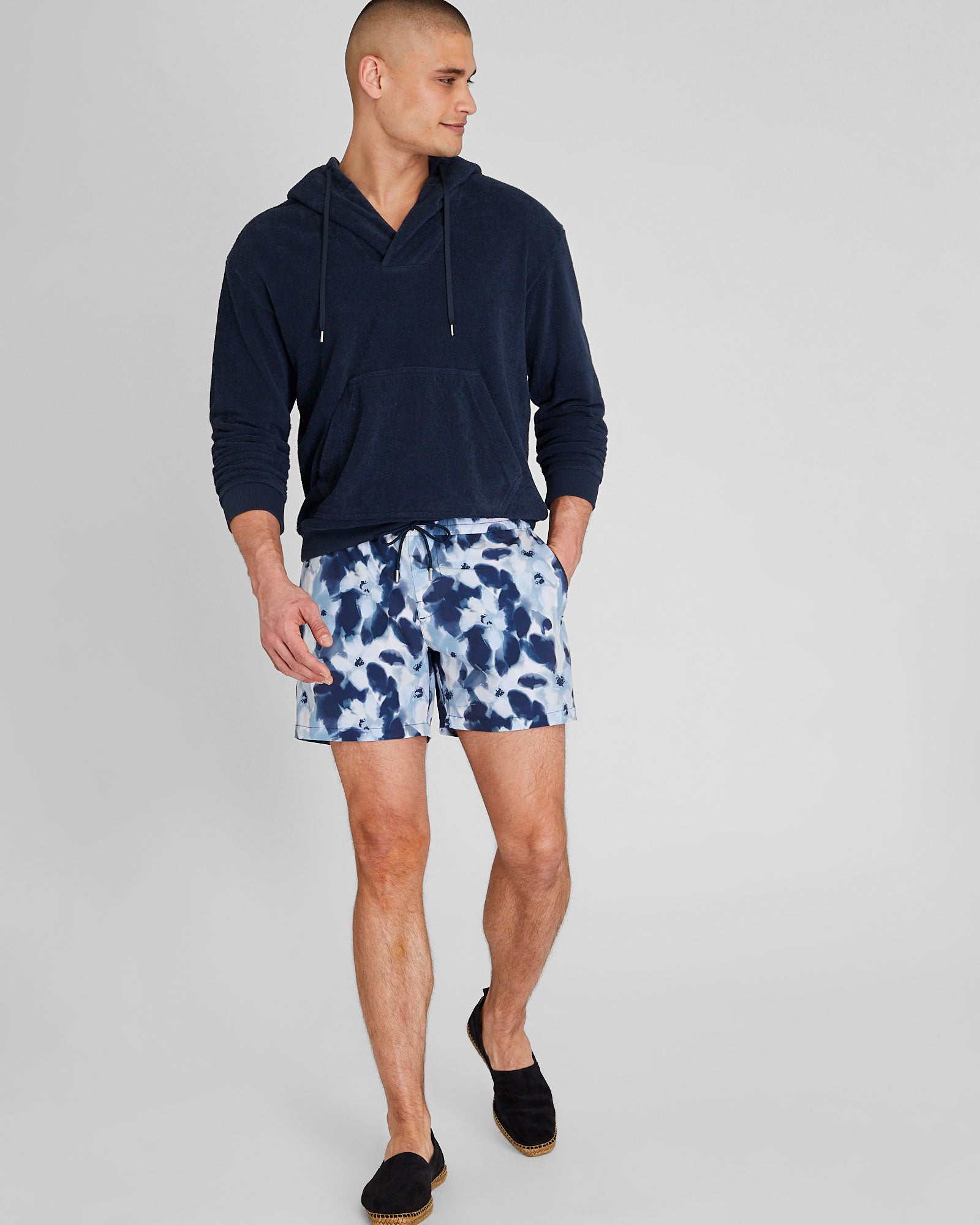 Men's Blue Mix Cody Watercolor Print 5.5" Swim Trunk | CLUB MONACO CA